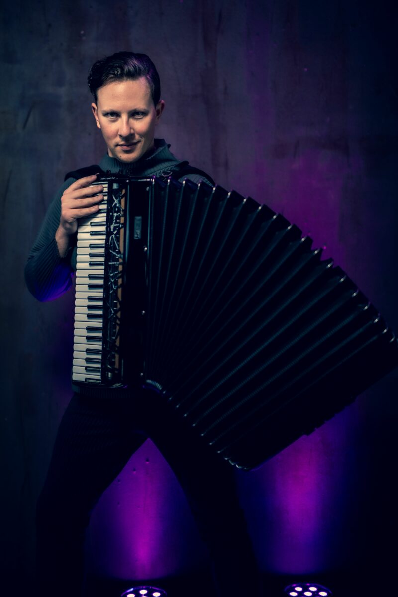 Energiebündel zwischen E und U, Klassik und Folklore - Martynas Levickis mit Akkordeon ...