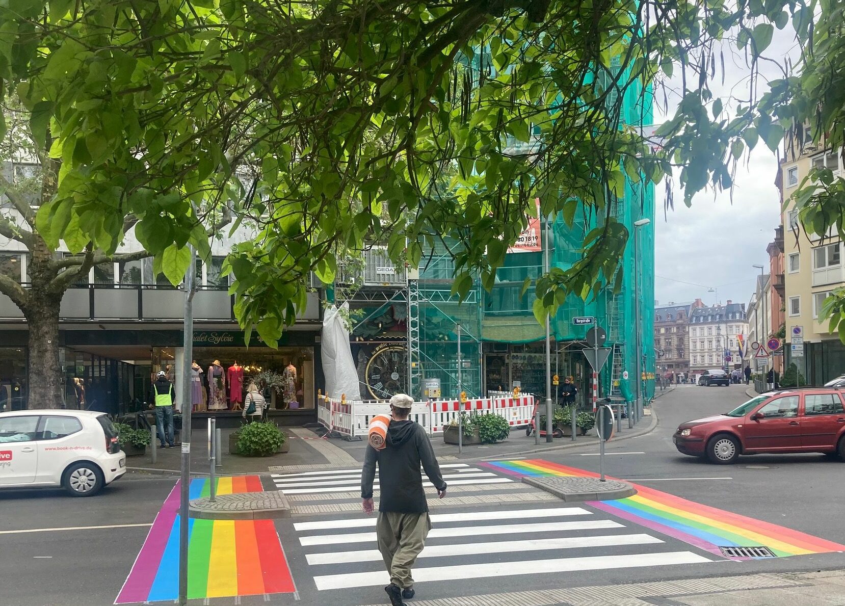 Pünktlich zum CSD: Wiesbaden hat ab heute einen Regenbogen-Zebrastreifen - Signal für ...
